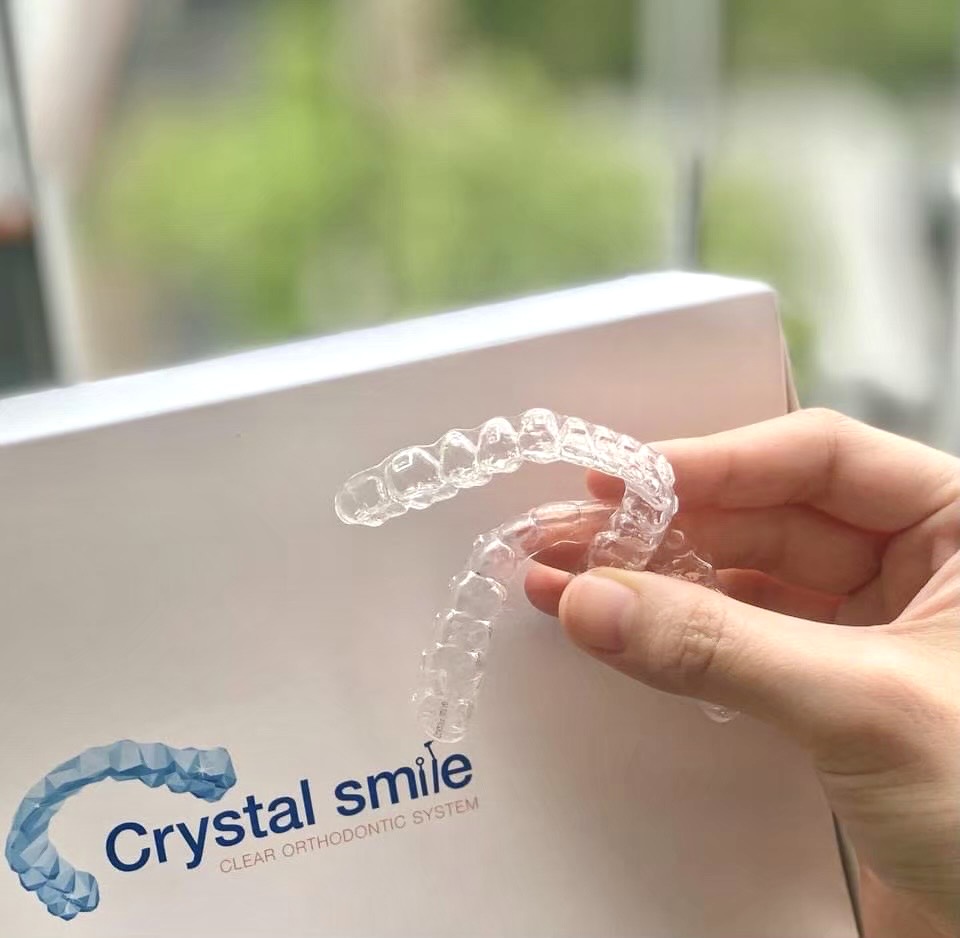 จัดฟันแบบใส Crystal smile คลินิกจัดฟัน รากฟันเทียม วีเนียร์ ใกล้ฉัน